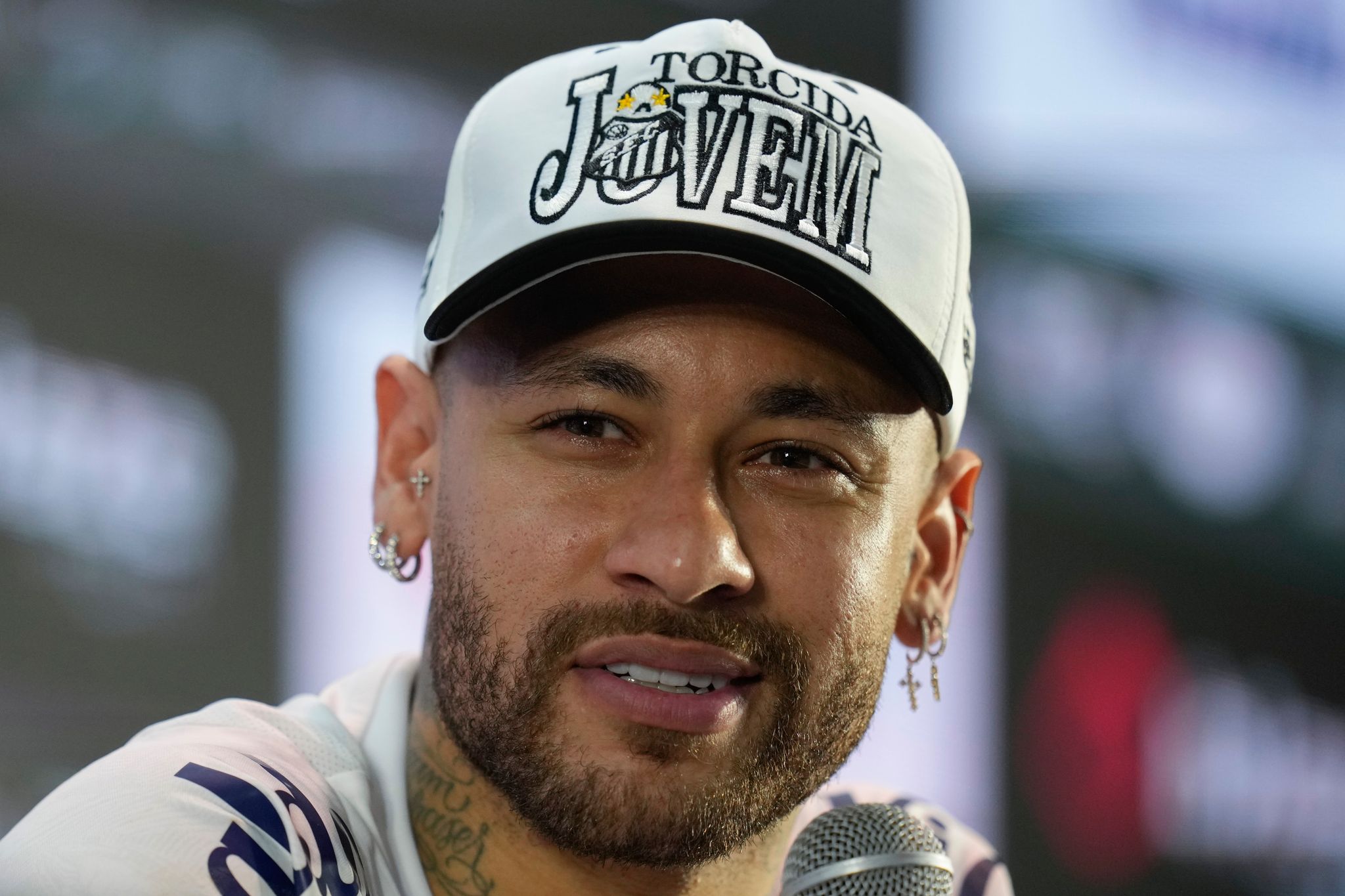 Neymar helps Santos avoid relegation, says he will have knee surgery
