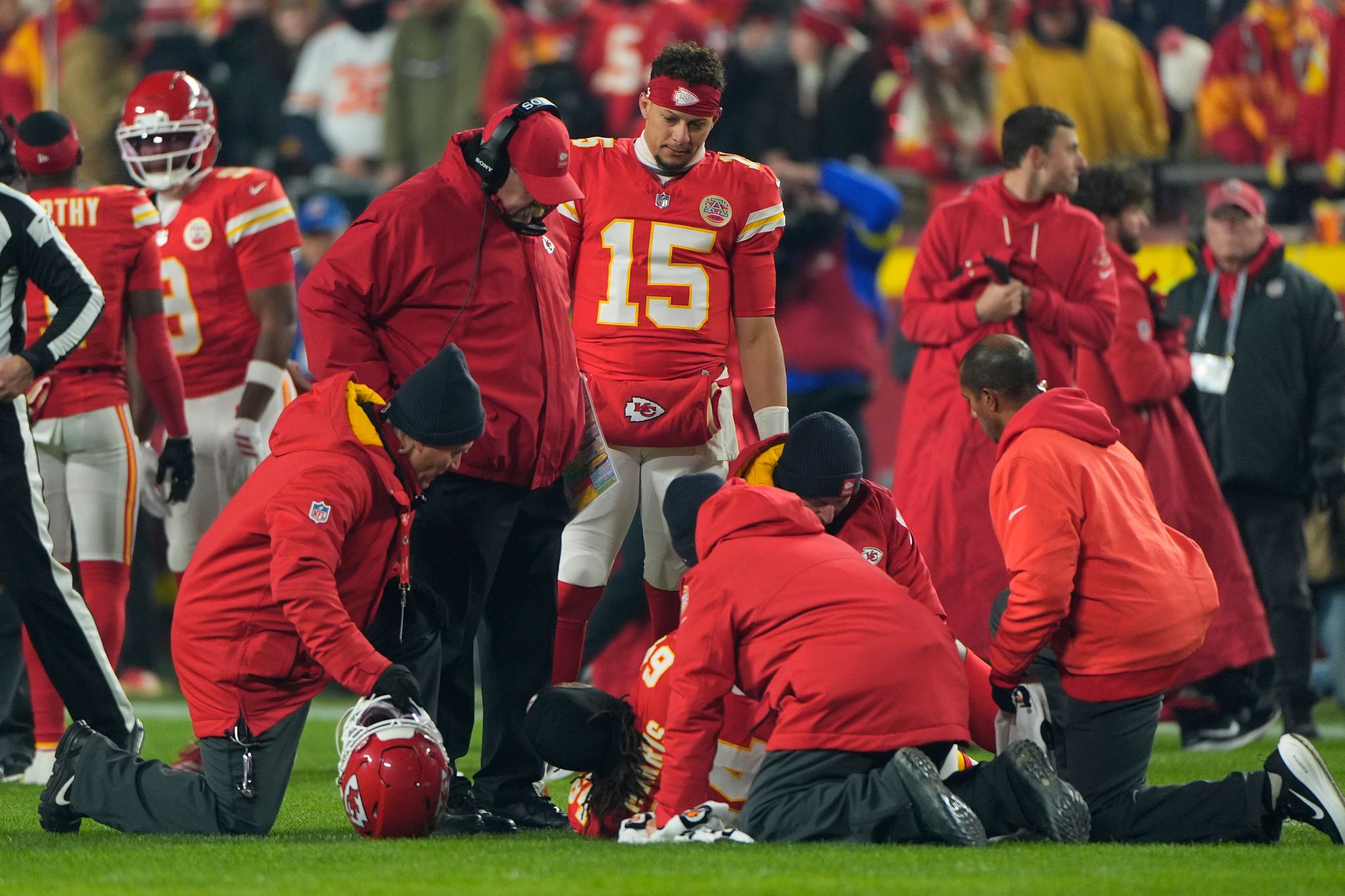 Chiefs' offensive line woes deepen as Wanya Morris exits with knee injury against Texans