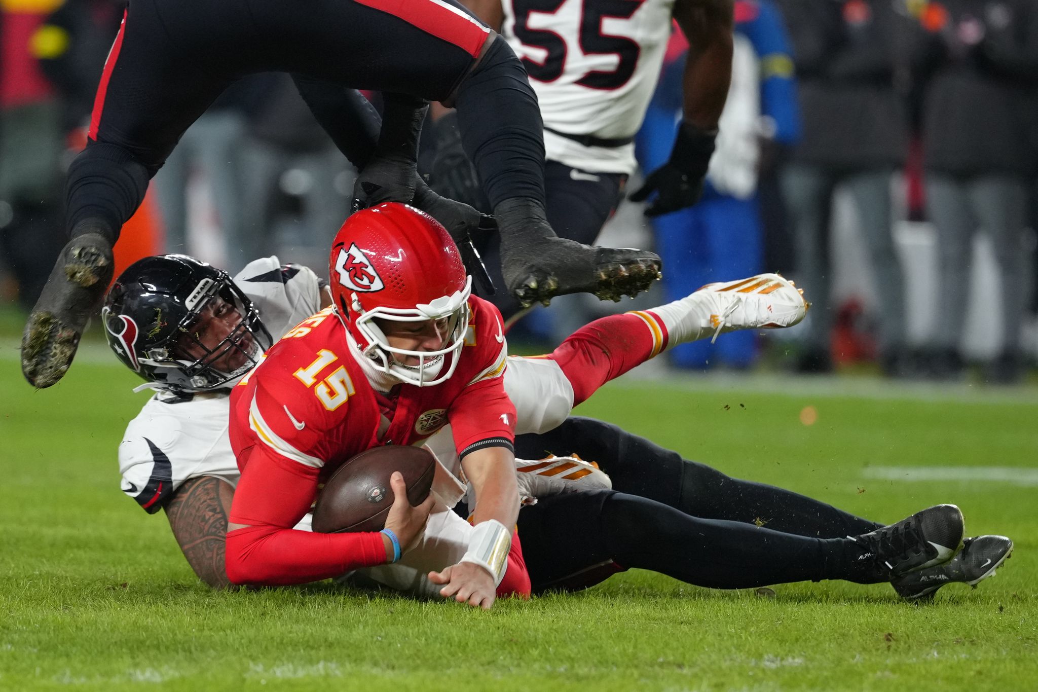 10 months after Super Bowl, Mahomes and Hurts struggle in historic week ...