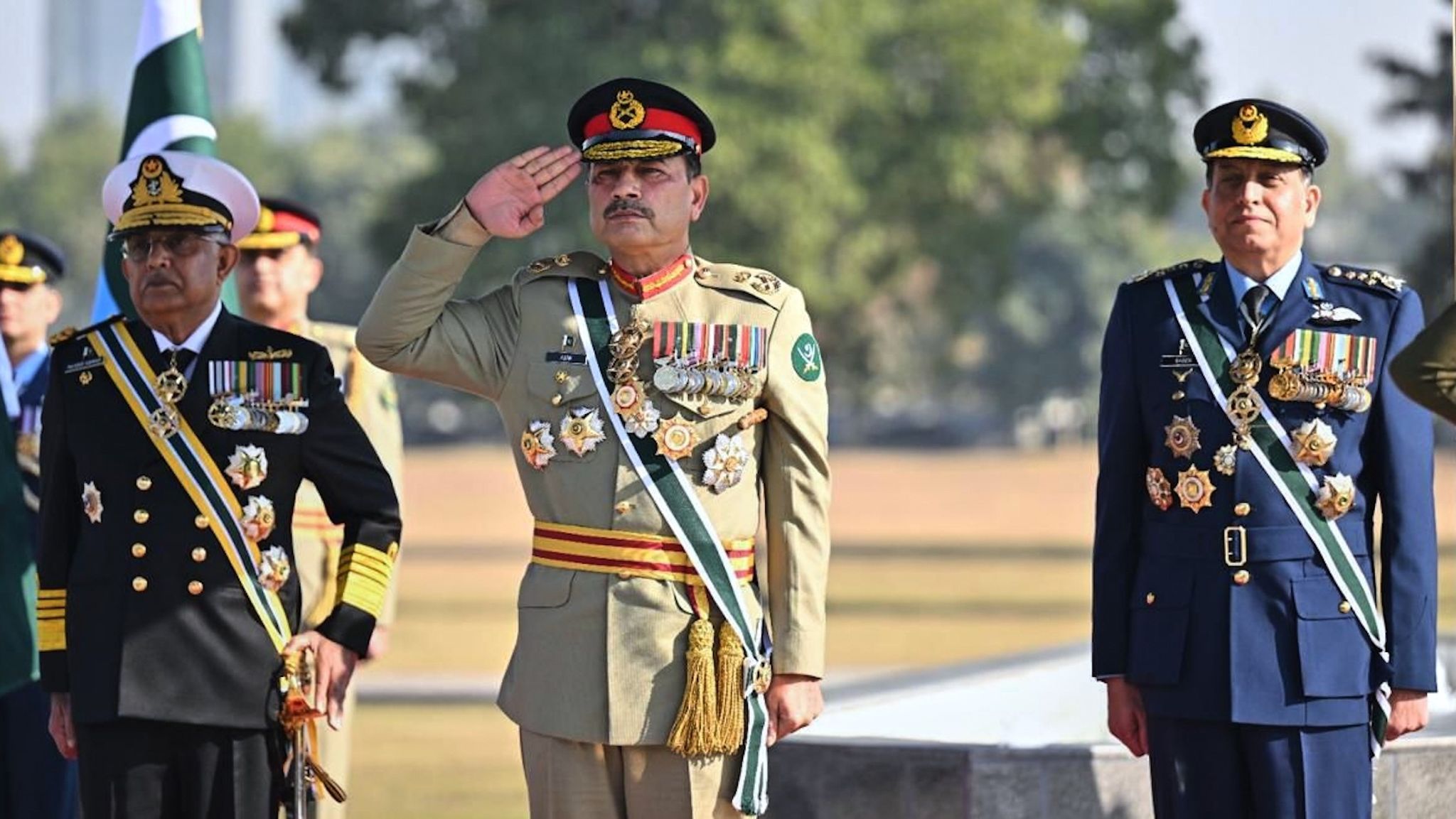 Pakistan's top general calls on Afghanistan to pick between ties with ...