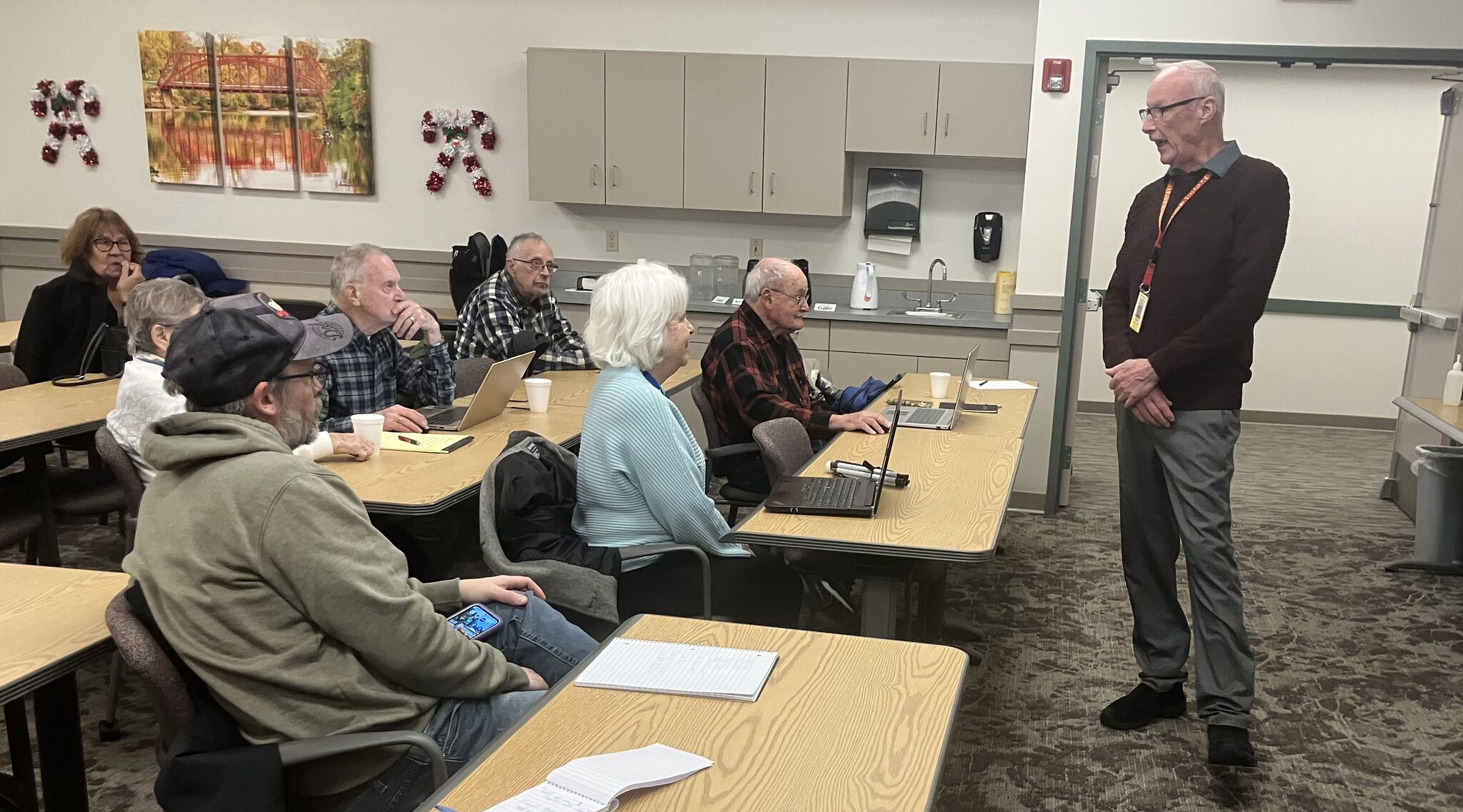 Midland low vision group learns computer tips