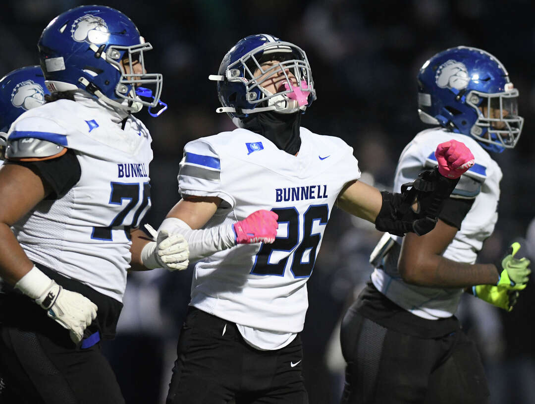 Bunnell football fights off Wilton in CIAC Class MM semifinals