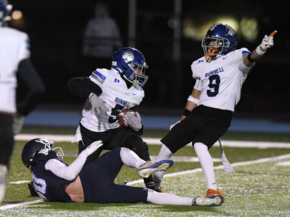 Bunnell football fights off Wilton in CIAC Class MM semifinals