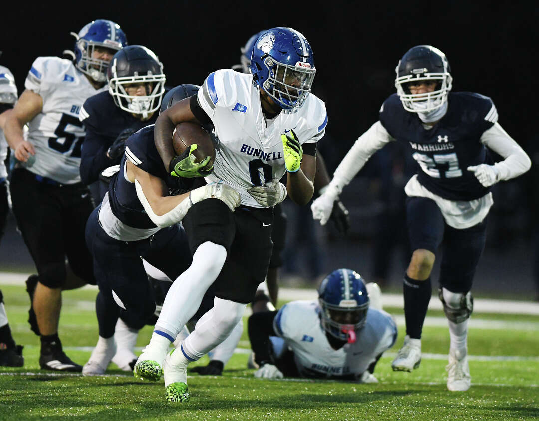 Bunnell football fights off Wilton in CIAC Class MM semifinals