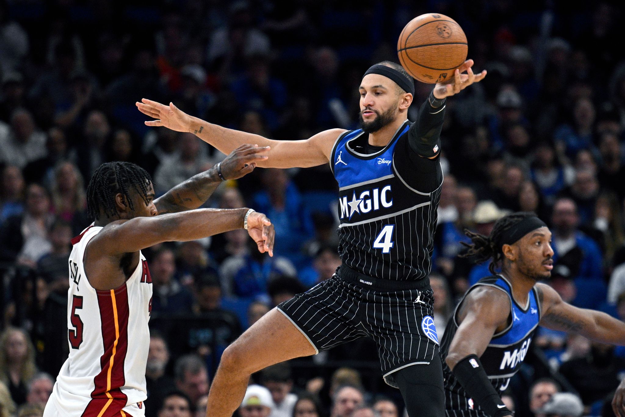 Magic guard Jalen Suggs leaves NBA Cup semifinal with hip injury, tests ...