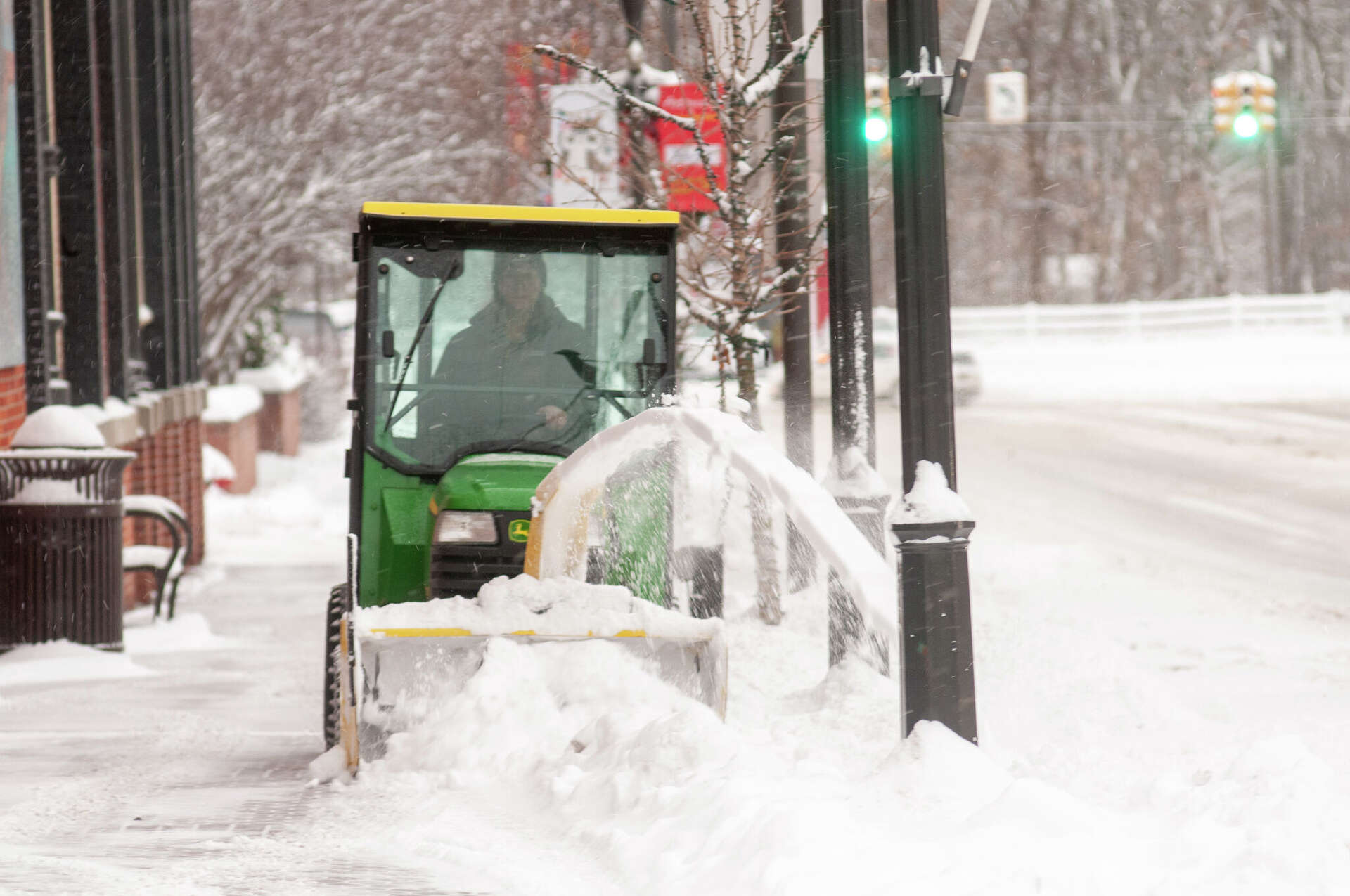 Michigan snow totals: NWS reports slick travel, cold