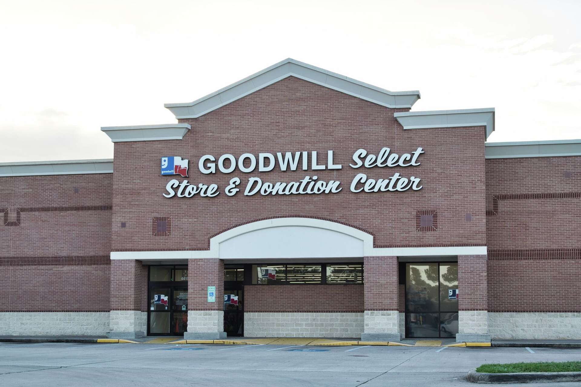 Houston thrifters stunned by Goodwill’s new fitting room policy