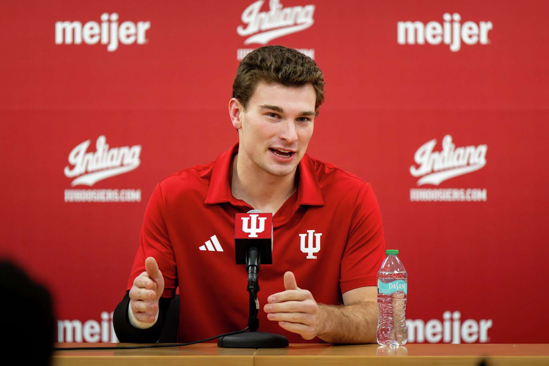 Indiana QB Fernando Mendoza wins Maxwell and O'Brien awards with ...