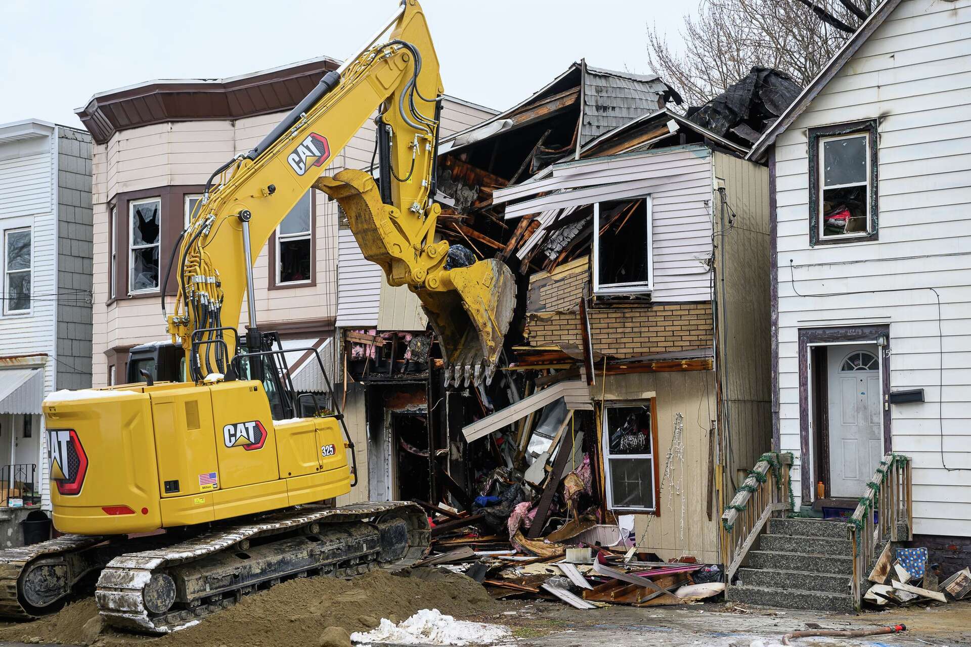 2 injured, 18 displaced in Albany fire on Garfield Place