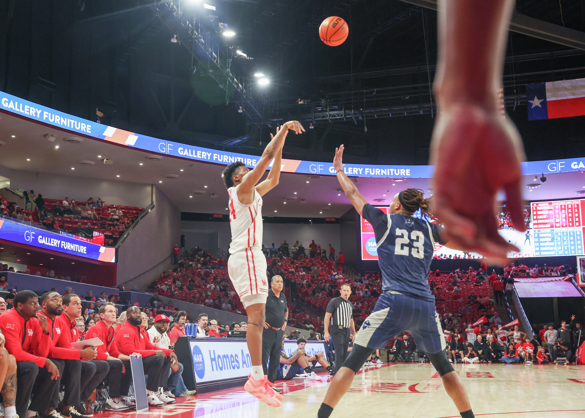 No. 7 UH Cougars use balanced scoring attack to rout New Orleans
