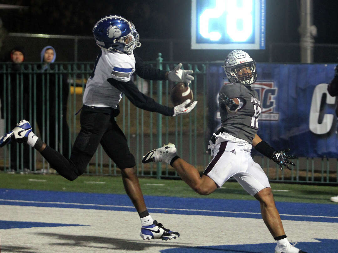 Windsor football wins CIAC Class MM championship over Bunnell