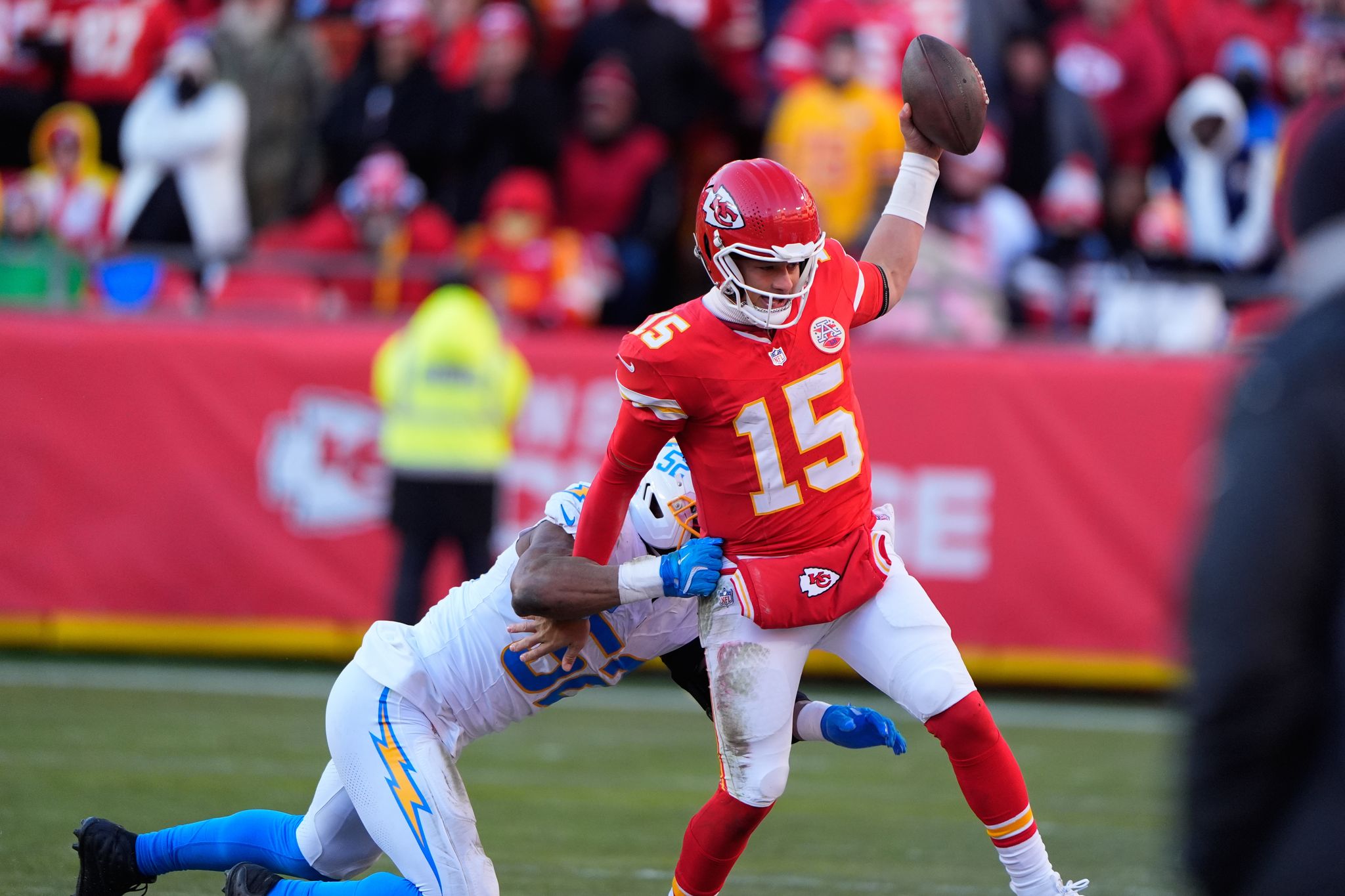 Patrick Mahomes suffers a torn ACL and Chiefs say he's considering ...