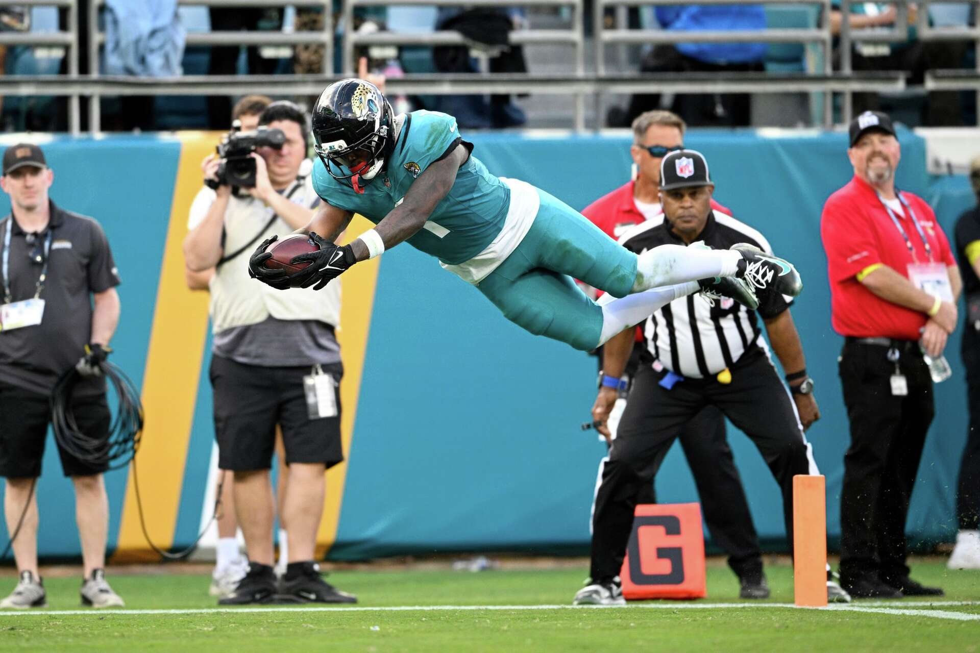 Jaguars overwhelm Jets from start to finish in 48-20 rout, reach 10 wins