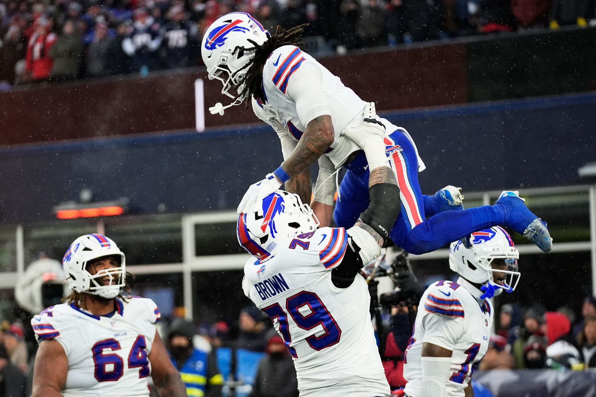 Bills rally from 21-point deficit to beat Patriots 35-31, stay alive in ...