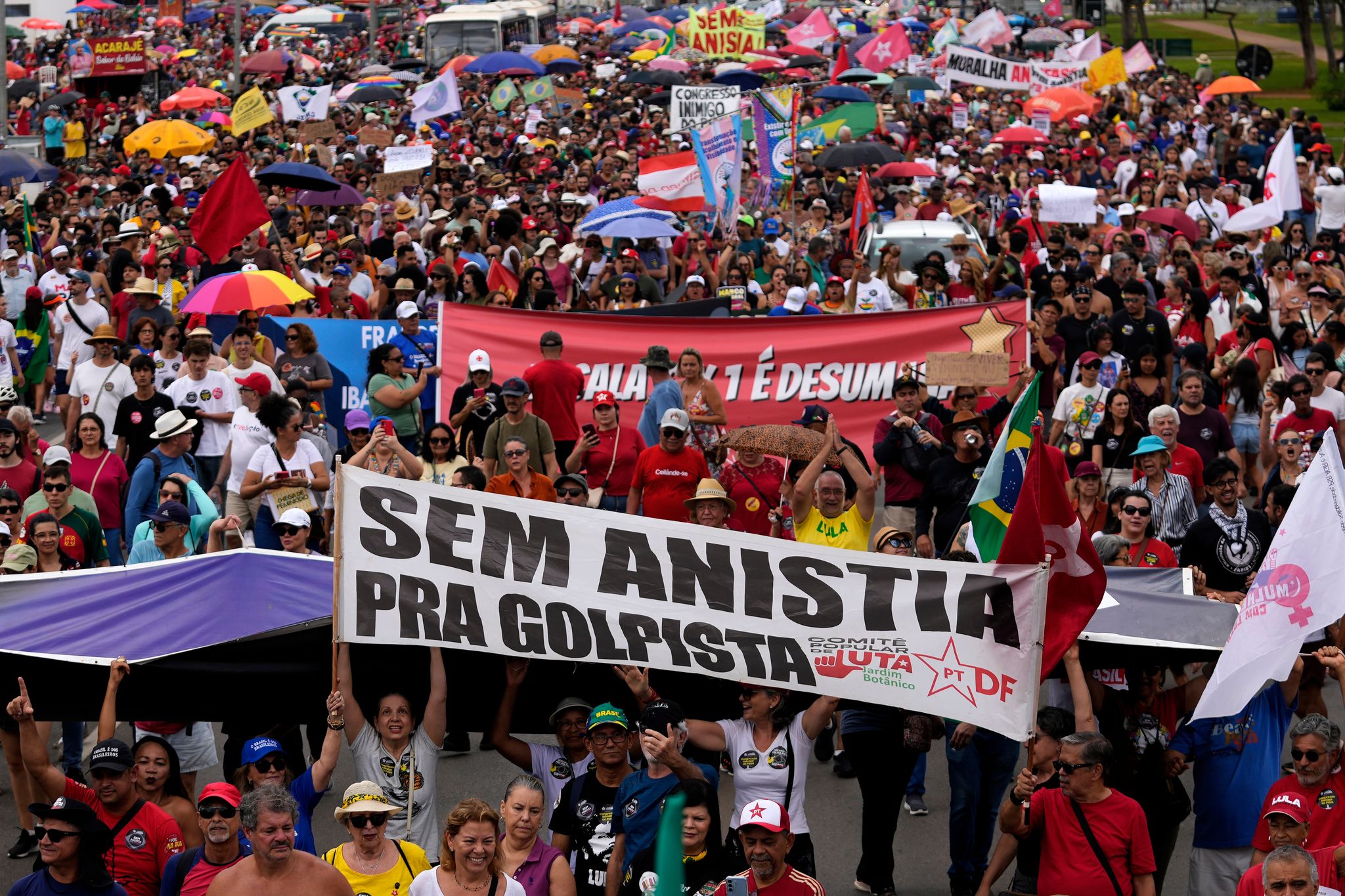 Brazilians protest a bill that would reduce former president Bolsonaro ...