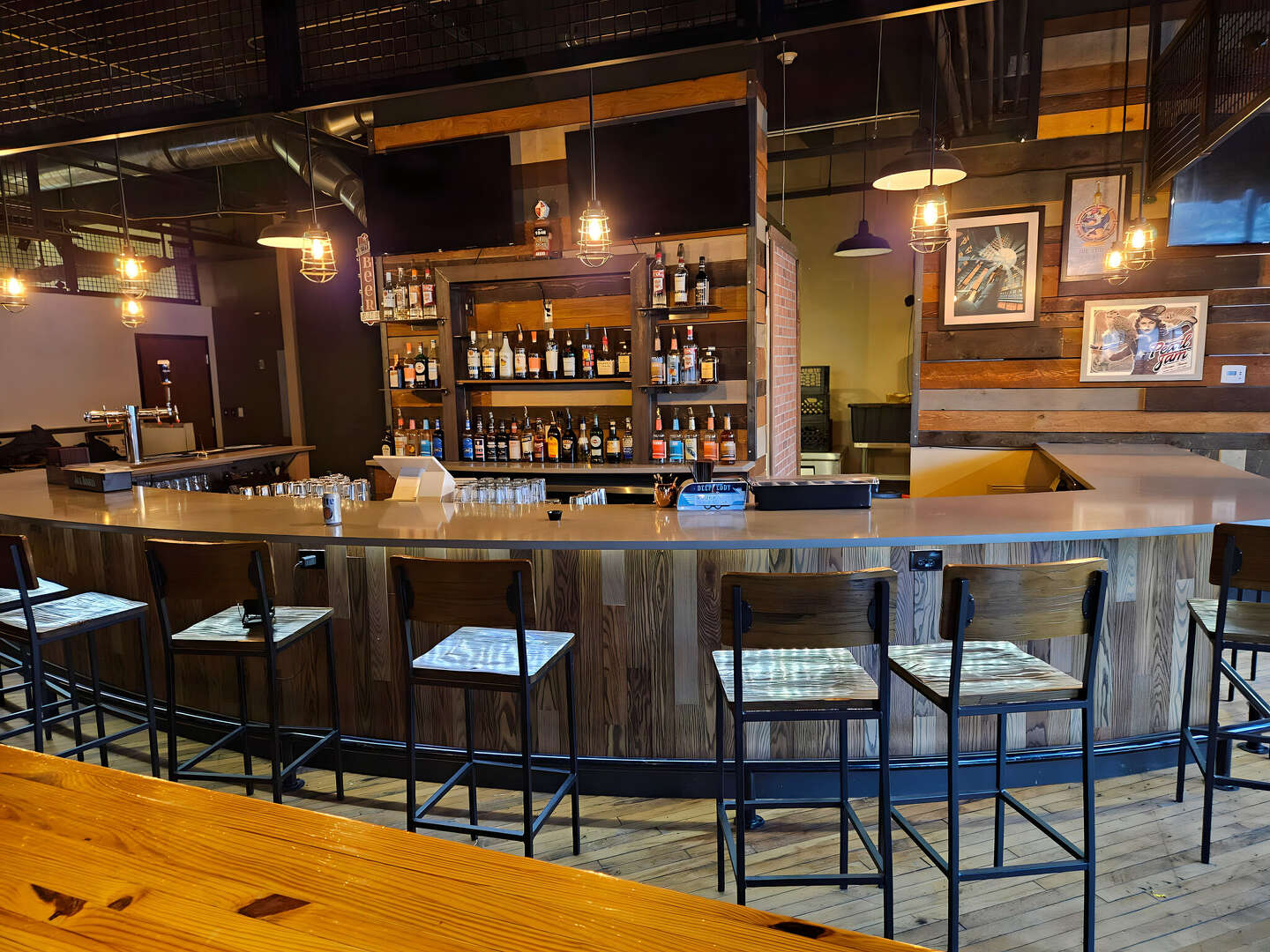 Slidin’ Dirty restaurant reopens today in Hedley building in Troy