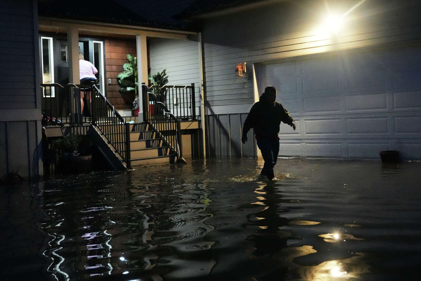 Crews shore up levee after scare near Seattle amid Washington flooding