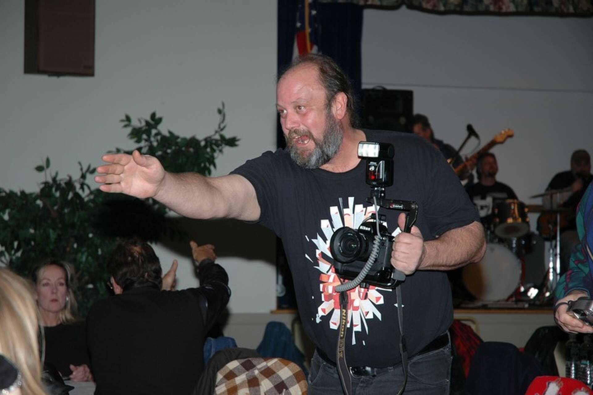 Tributes pour in for late Connecticut music photographer Mike Thut