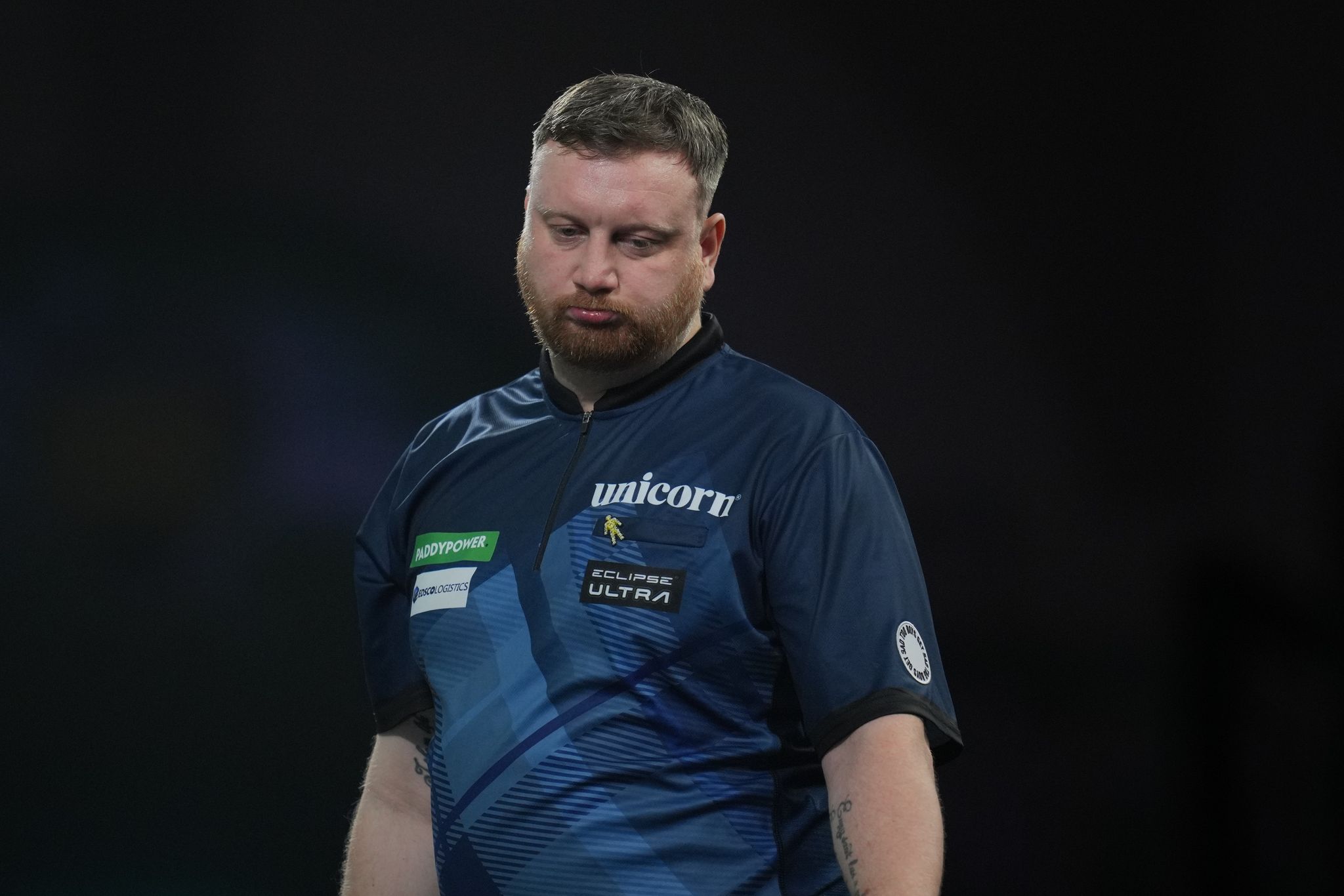 Darts player sorry for repeatedly punching table after tough loss at ...