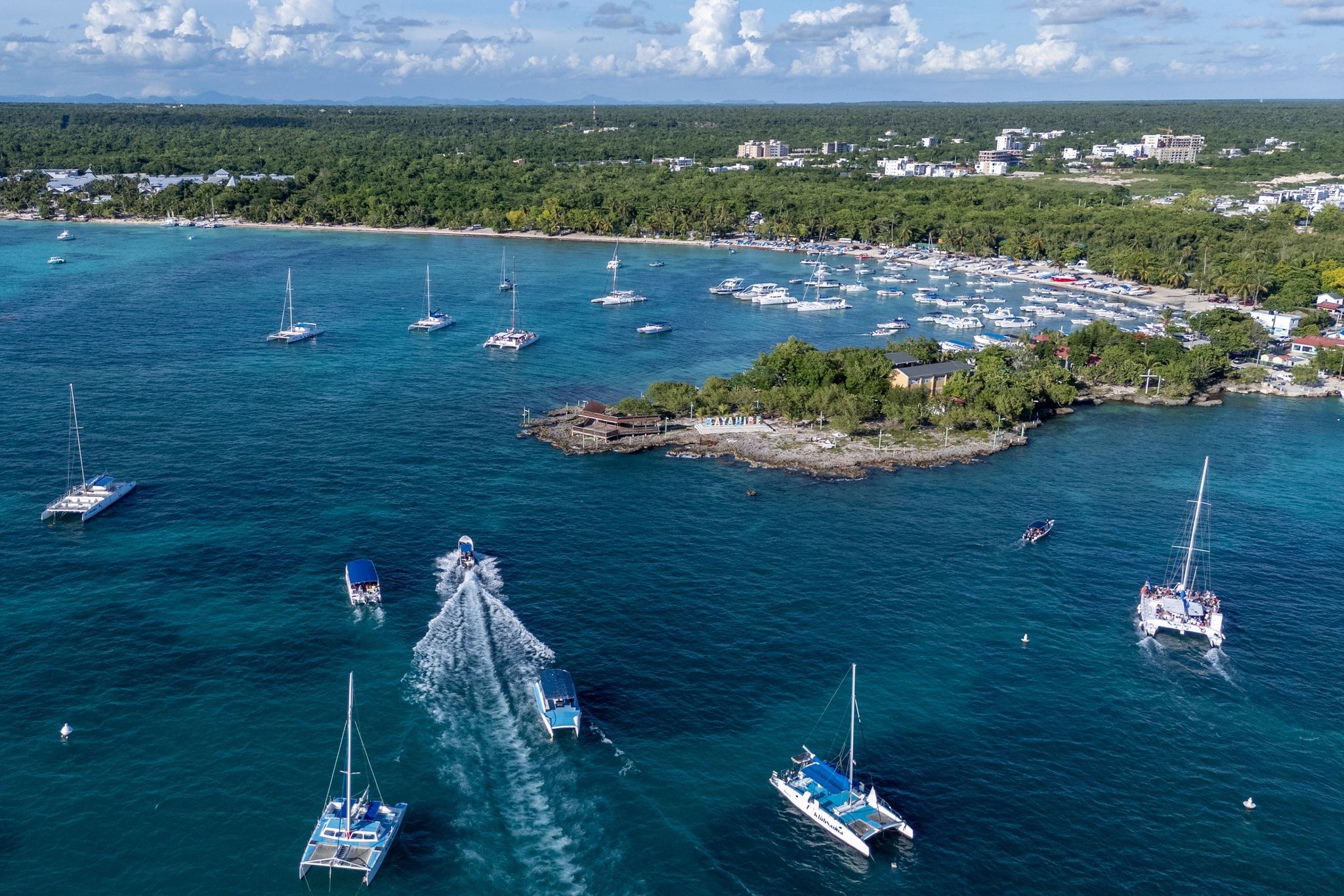 Fire destroys resort in Dominican Republic, 1,700 tourists flee