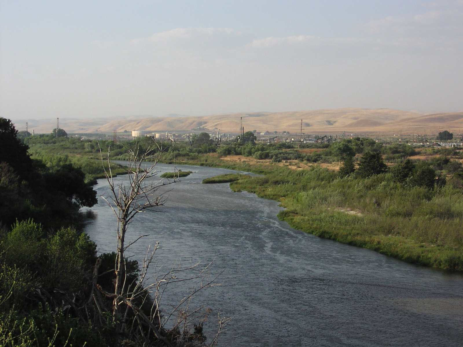 32-year-old woman's body found in California riverbed