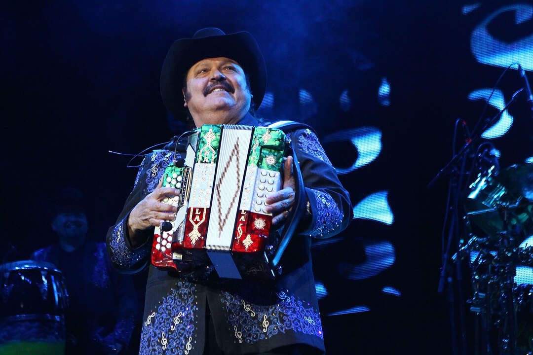 Ramón Ayala’s Christmas posada draws thousands to the border