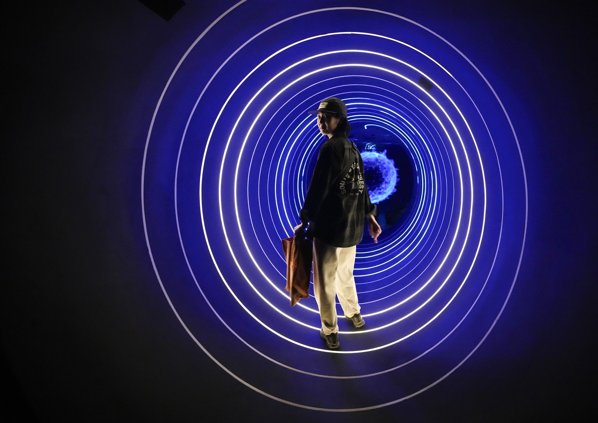 Texas football LB David Gbenda not counting reps, but instead making ...