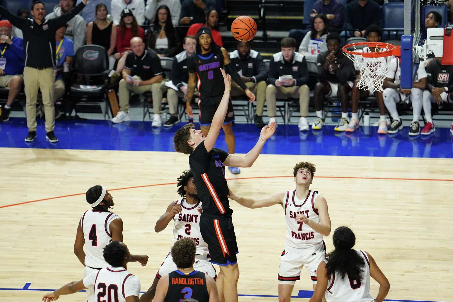 World's tallest teen dunks for first college field goal as No. 23 ...