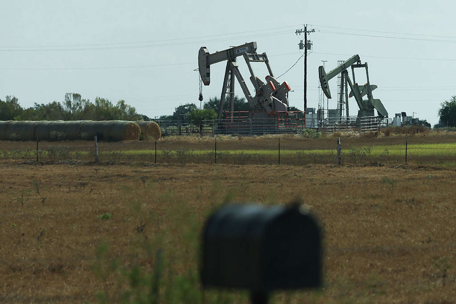 Houston oil jobs to fall by 3,200 amid crude price slump