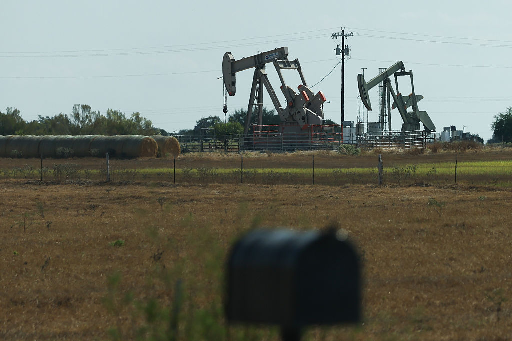 Houston oil jobs to fall by 3,200 amid crude price slump