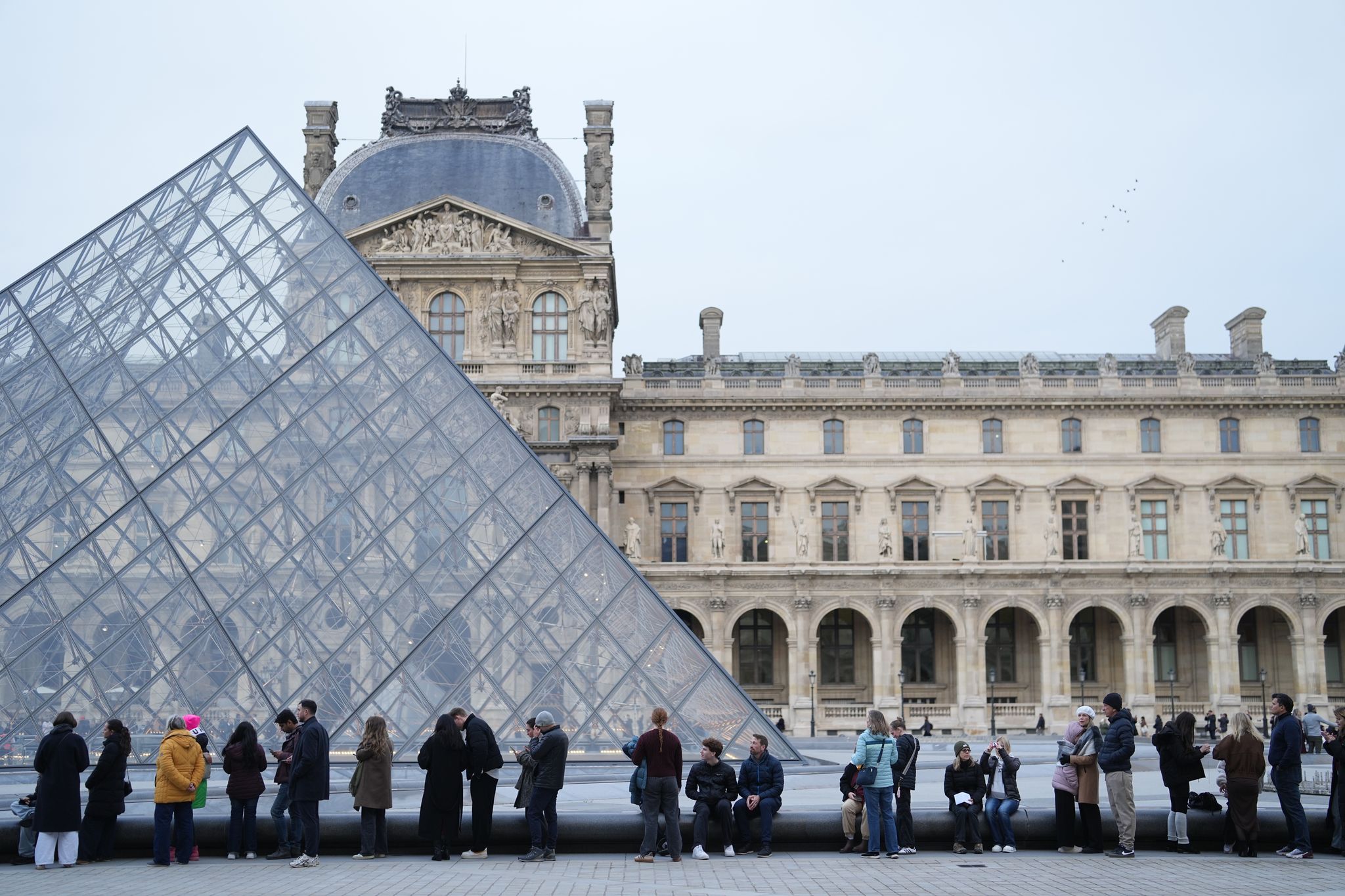 El Louvre refuerza seguridad tras robo de joyas, instala rejas en ...