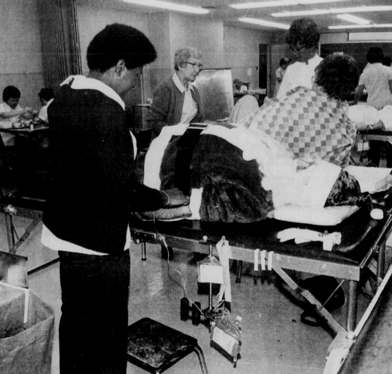 1975 Santa Claus donates blood at pre-Christmas drive