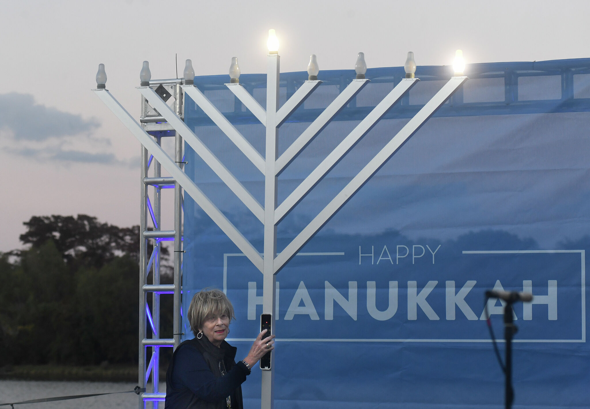 Fake FG call, Castle's 3 rushing scores help Duke hold off rival UNC 32 ...