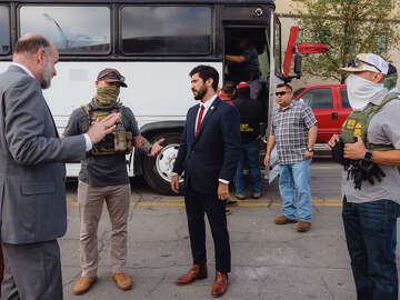 Opinion: If migrants show up to court, they face the risk of detention