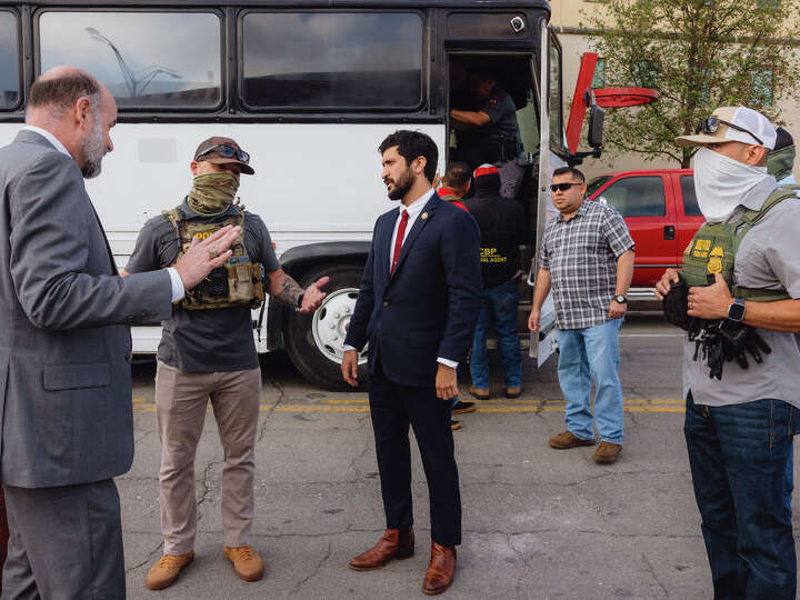 Opinion: If migrants show up to court, they face the risk of detention