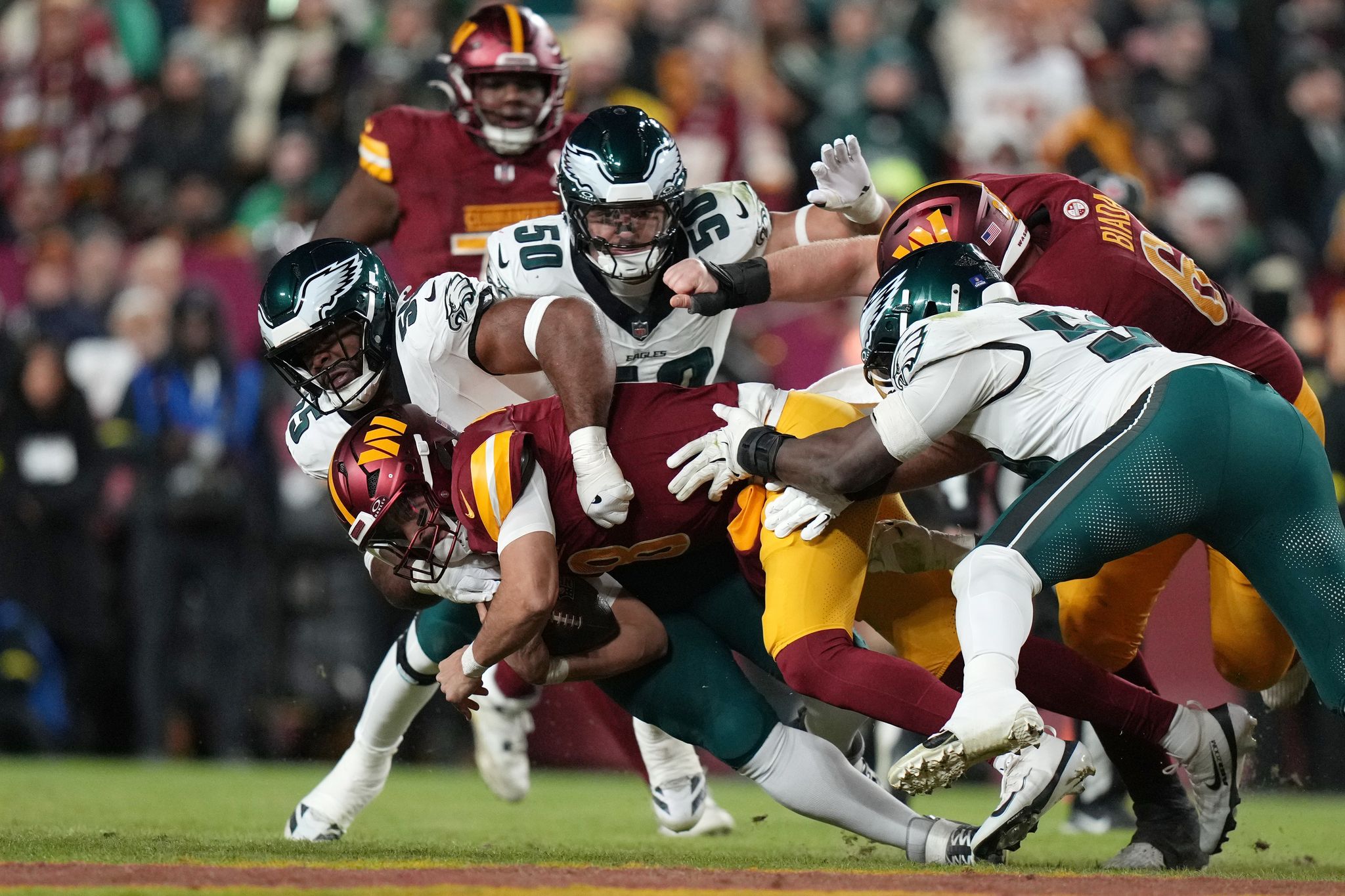 Commanders QB Marcus Mariota leaves game against Eagles with an injured ...