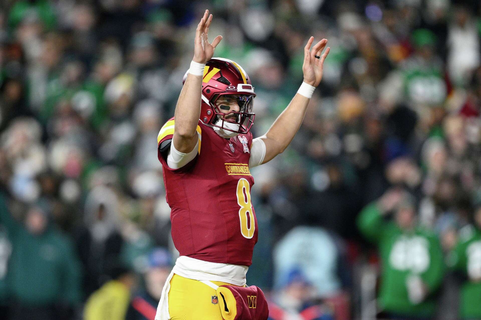 Commanders QB Marcus Mariota leaves game against Eagles with an injured ...