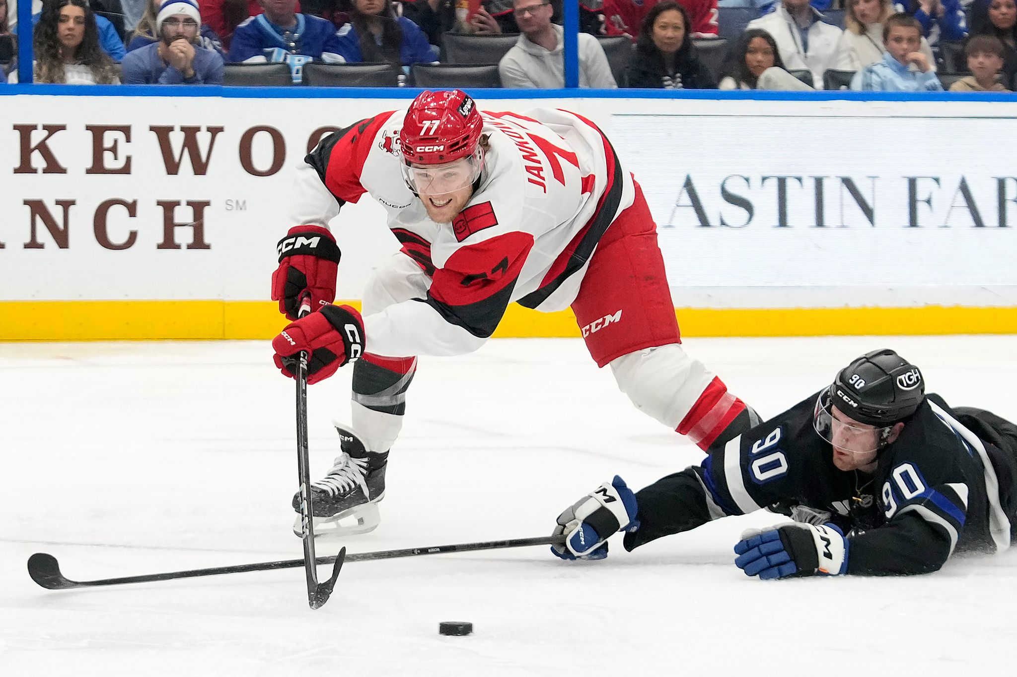 Lightning, defenseman JJ Moser agree on 8-year, $54 million extension