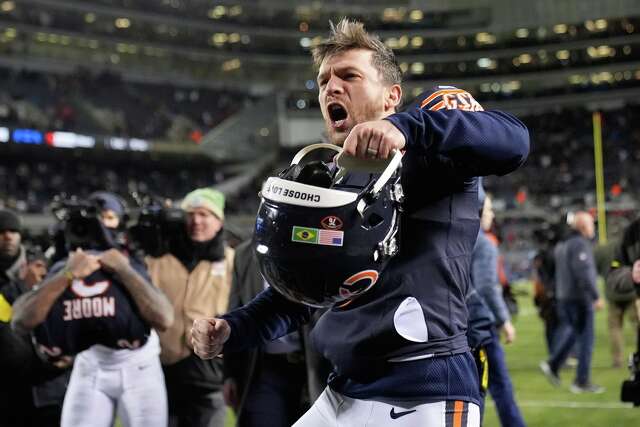 Bears stun Packers 22-16 with improbable rally as Williams finds Moore ...