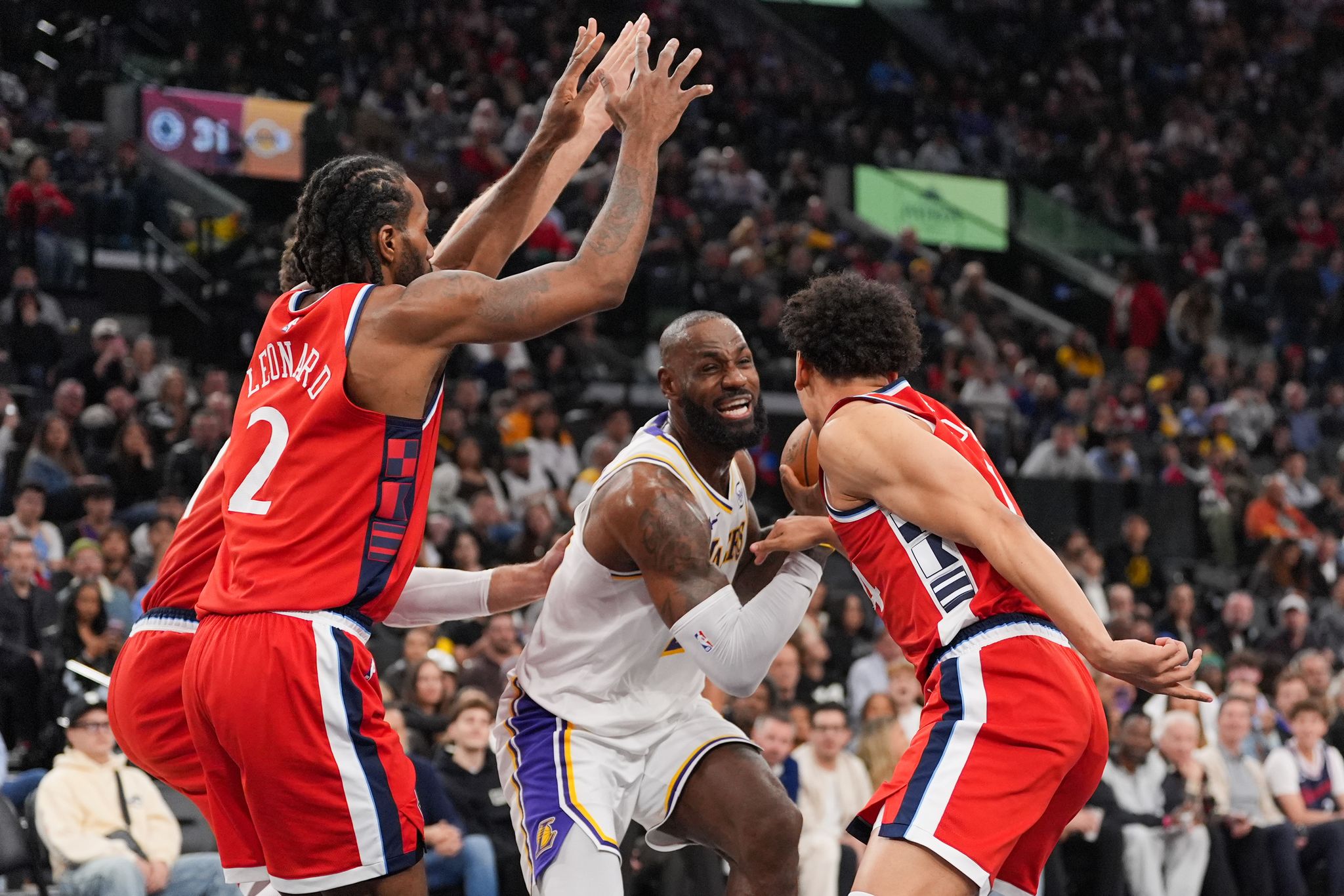 Kawhi Leonard has season-high 32 points as Clippers beat Lakers 103-88 to snap 5-game skid