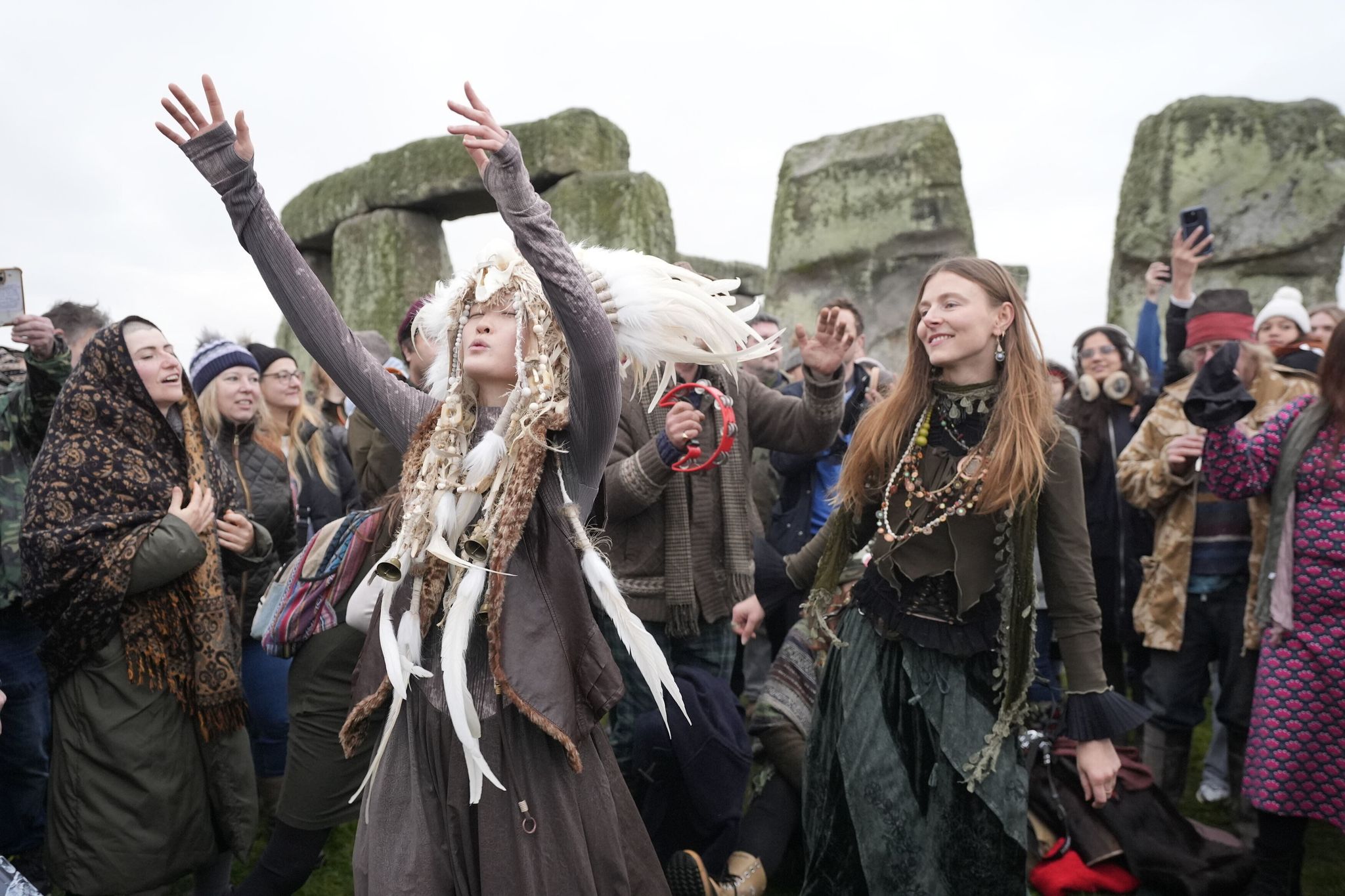 Thousands cheer as the sun rises on winter solstice at Stonehenge