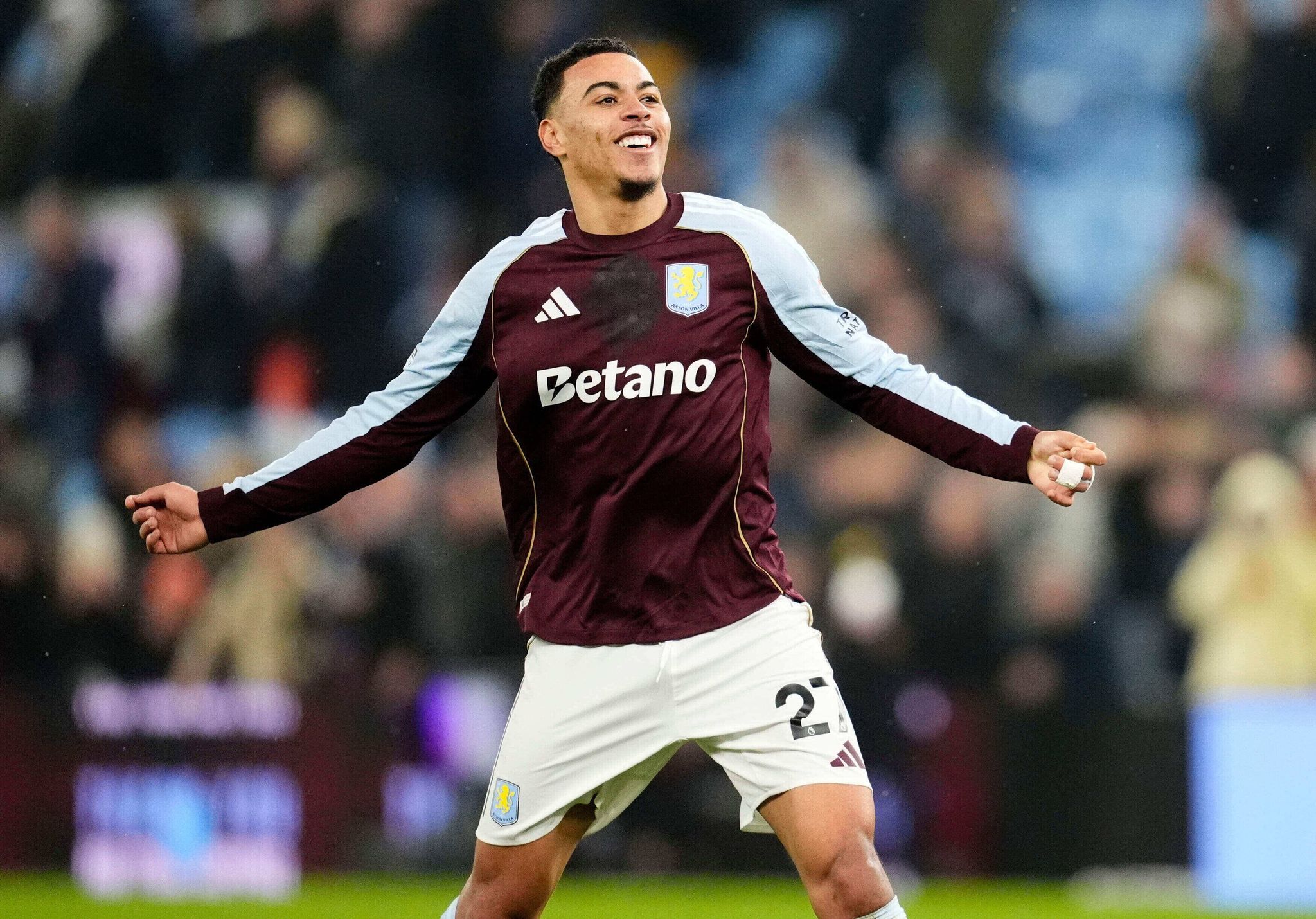 Aston Villa vence 2-1 al Man United y logra su décima victoria consecutiva