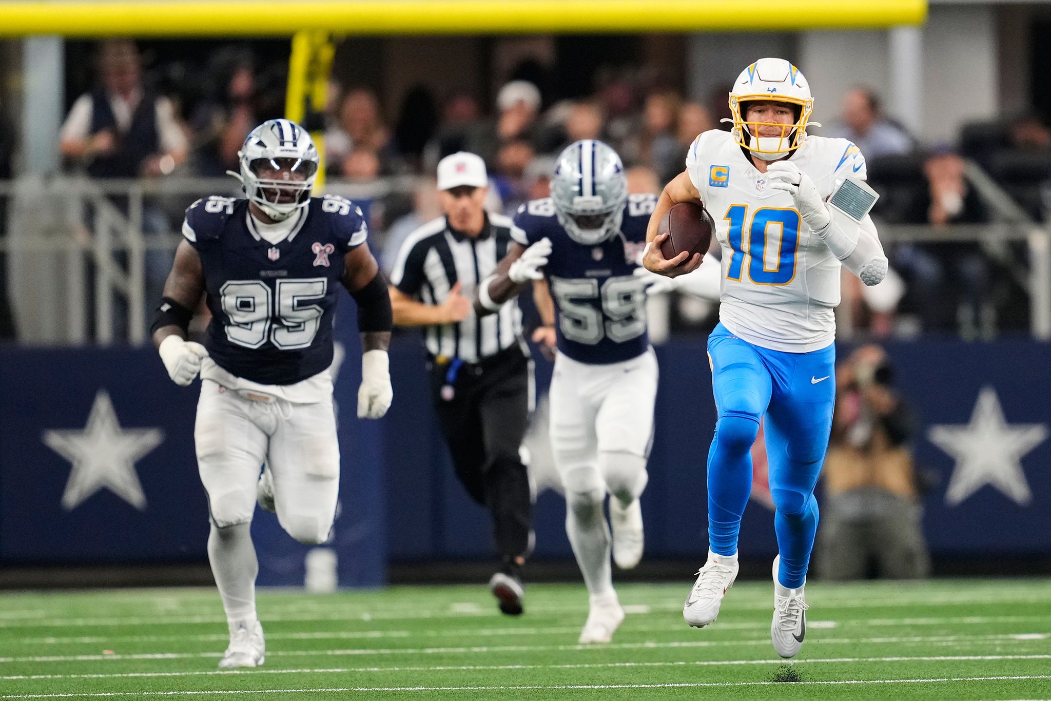 Justin Herbert keeps Chargers rolling toward playoffs with 34-17 win ...