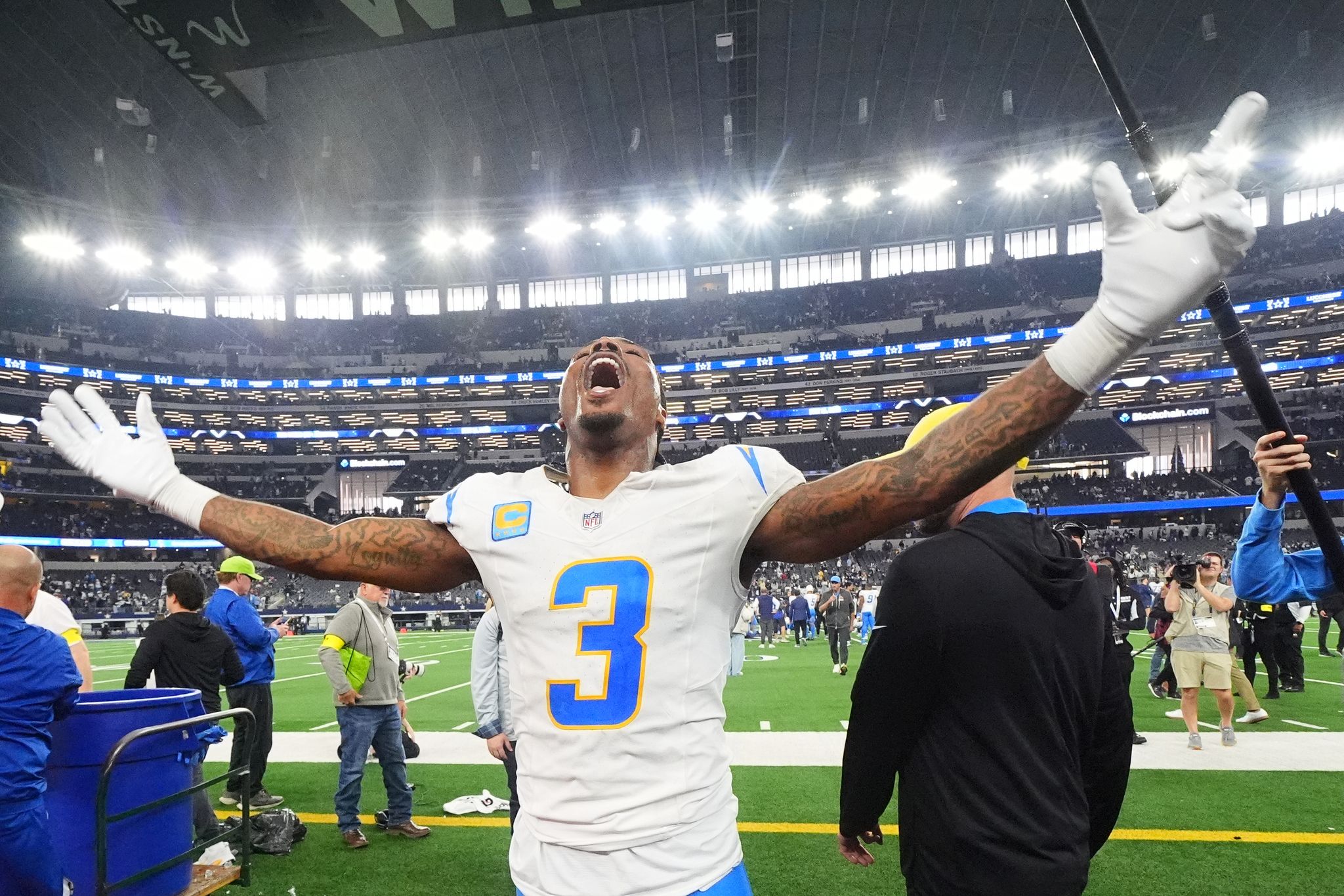 Justin Herbert impulsa a los Chargers hacia los playoffs con victoria ...