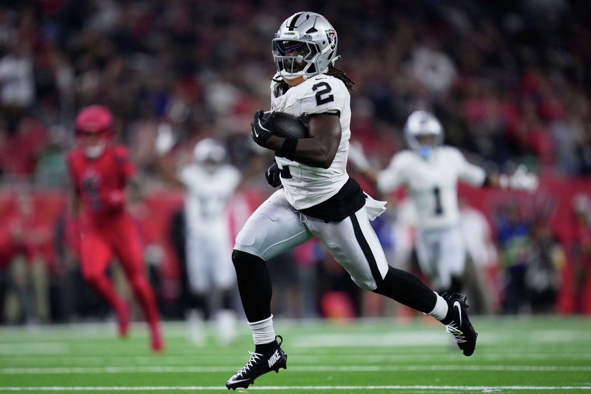 A rookie's incredible performance couldn't stop the Raiders' skid