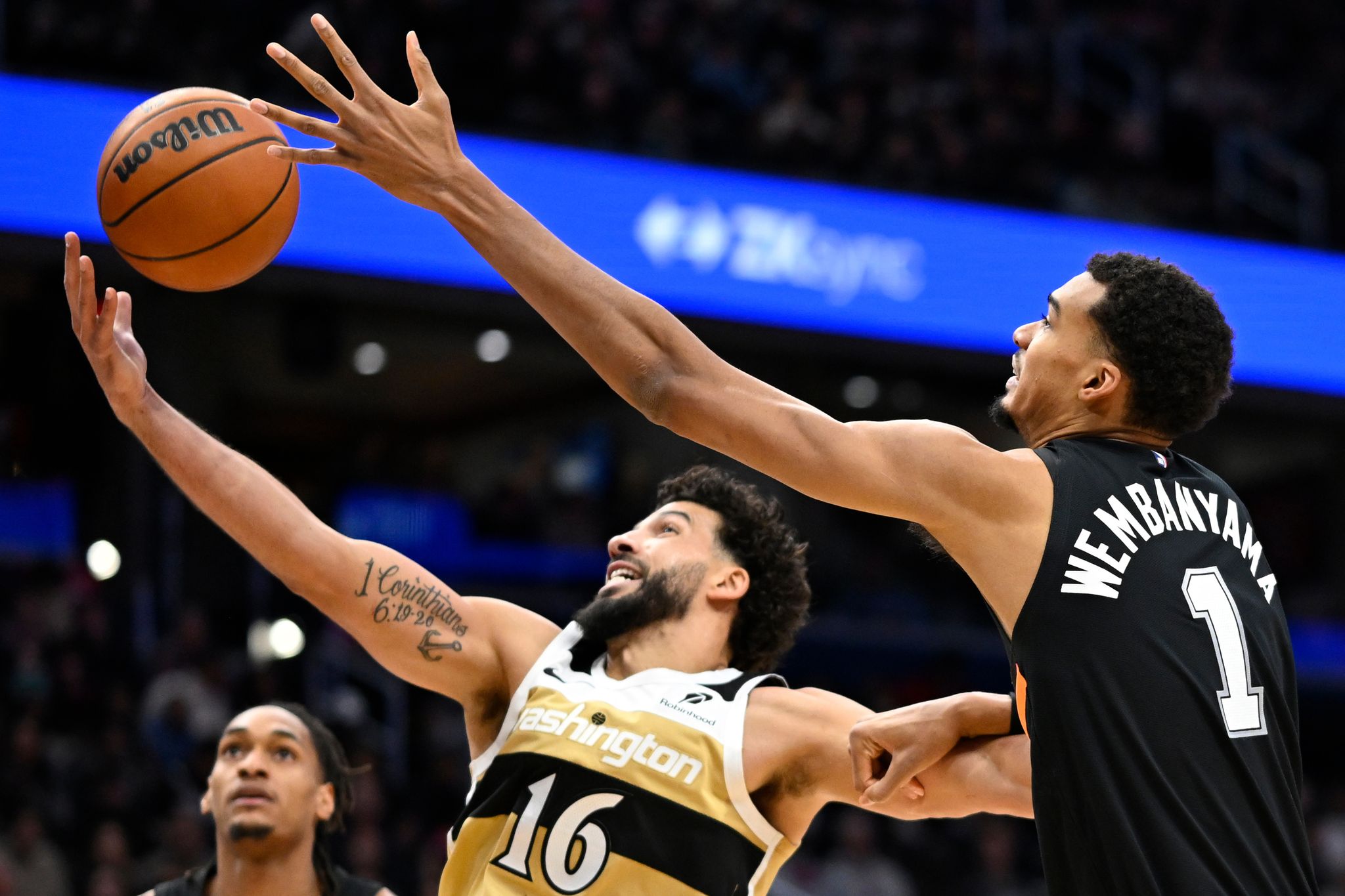 Fox scores 27, leads Spurs to 124-113 win over Wizards