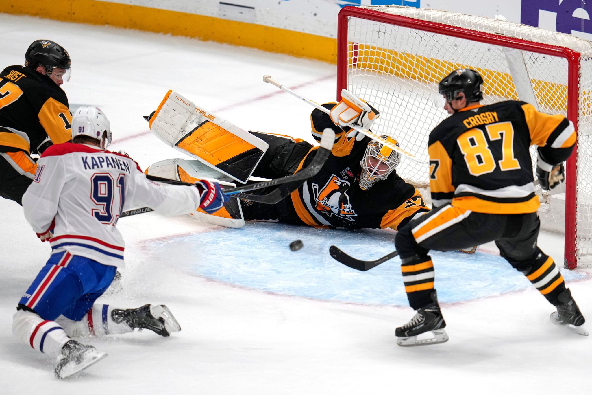 Crosby makes history as Penguins edge Canadiens 4-3 in shootout