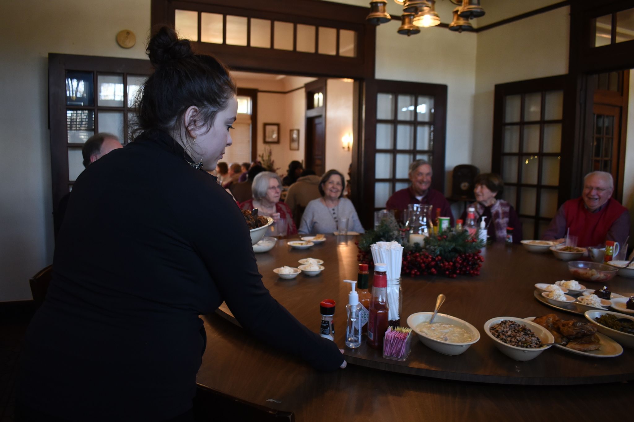 Giant lazy Susans bring people together at Mississippi restaurant