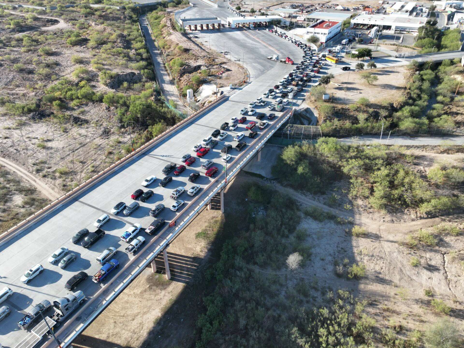Customs outage triggers traffic delays at Laredo bridges