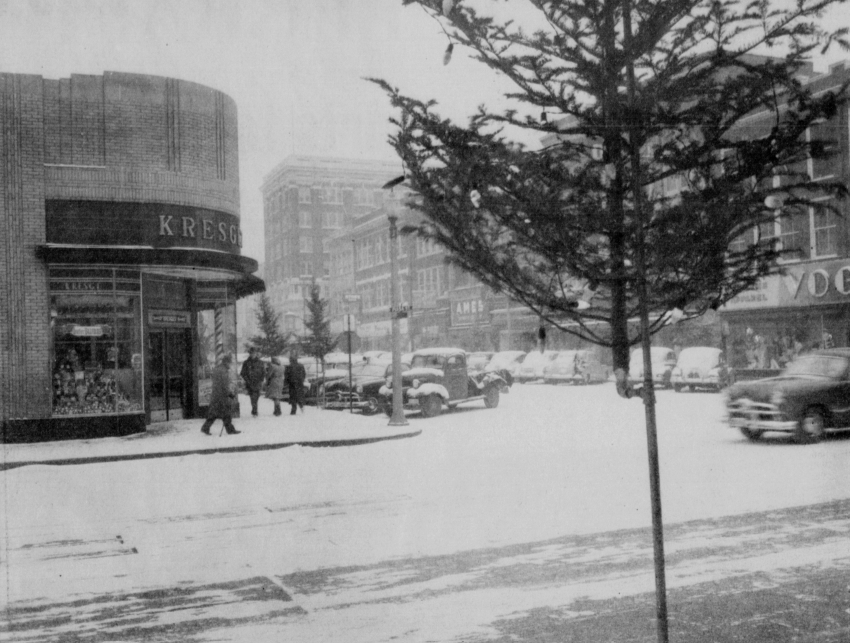 Dallas center Anthony Davis leaves with groin injury